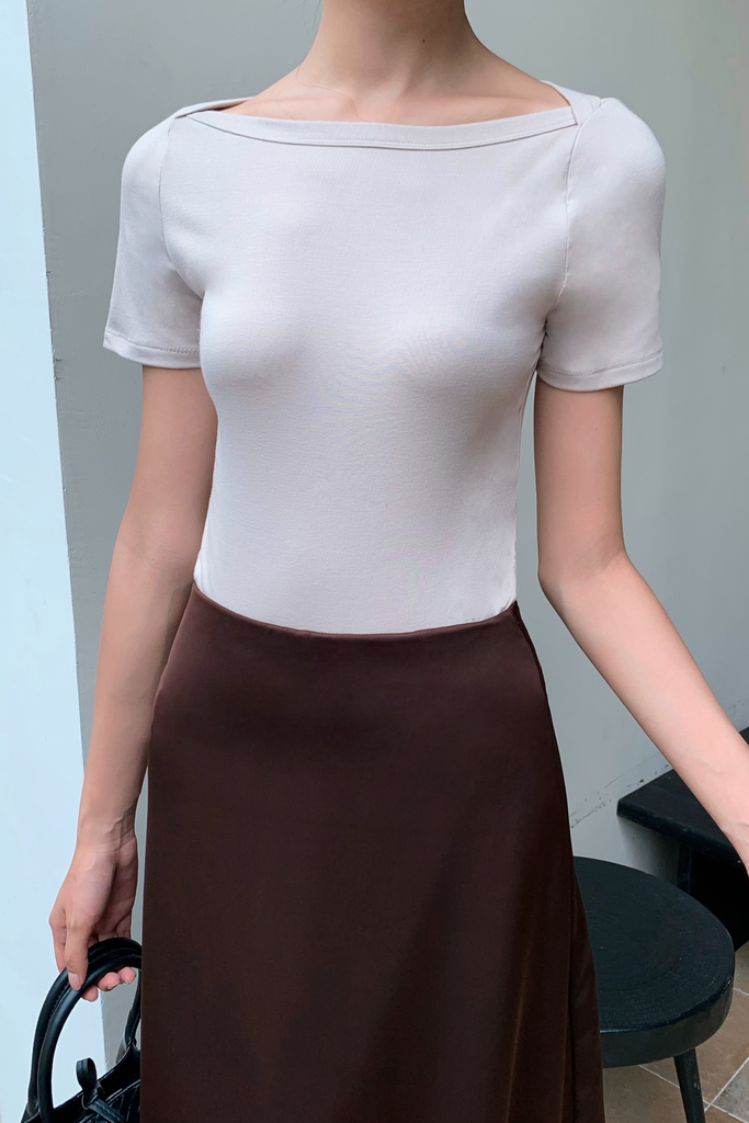 Unwind Boat Neck Mochie Tee Oat – Hollyhoque